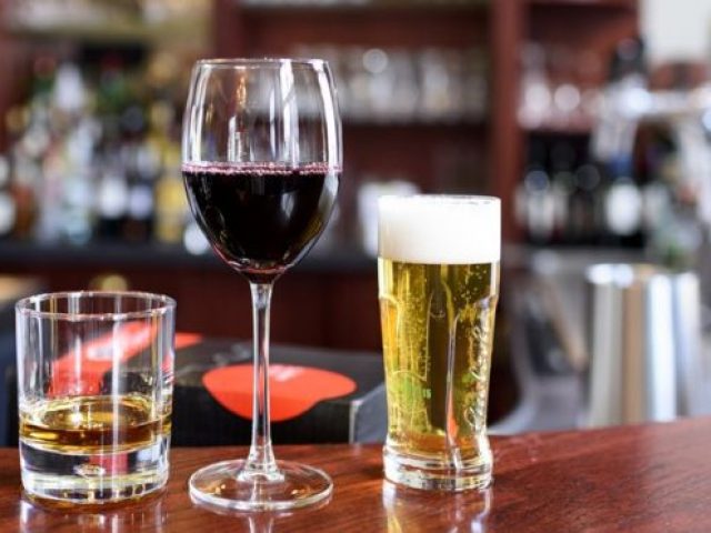 Alkooli është mbrojtës, studimi hedh poshtë pretendimet: Edhe një pije ...